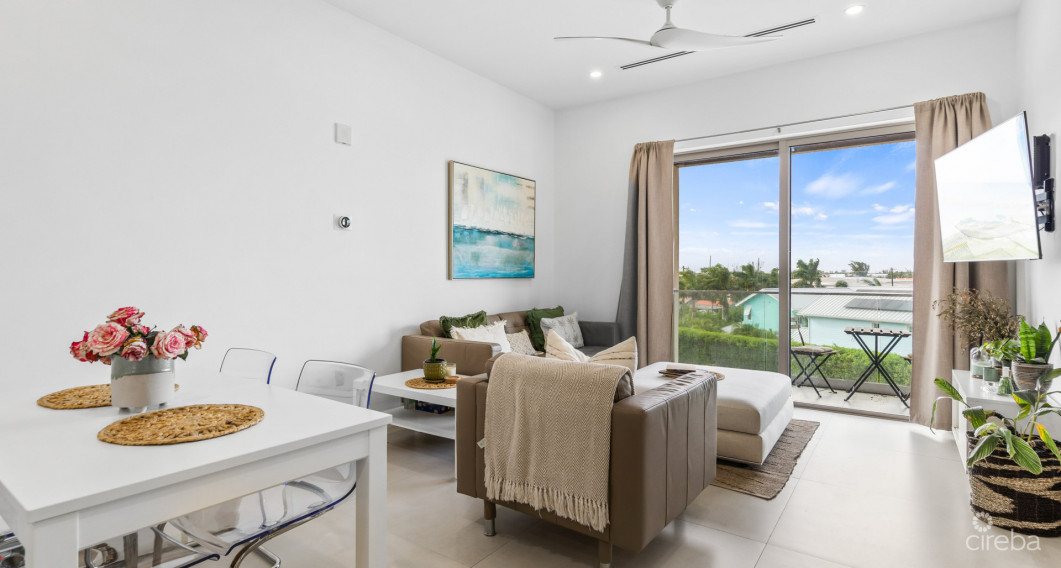 209 HARBOUR WALK: RARE OVERSIZED 1-BED + DEN. VENDOR PAYS STRATA FEES ...